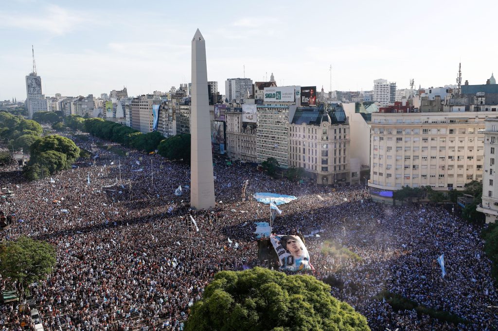 #URGENTE El Gobierno decretó Feriado Nacional este martes para recibir ... #URGENTE El Gobierno decretó Feriado Nacional este martes para recibir ...